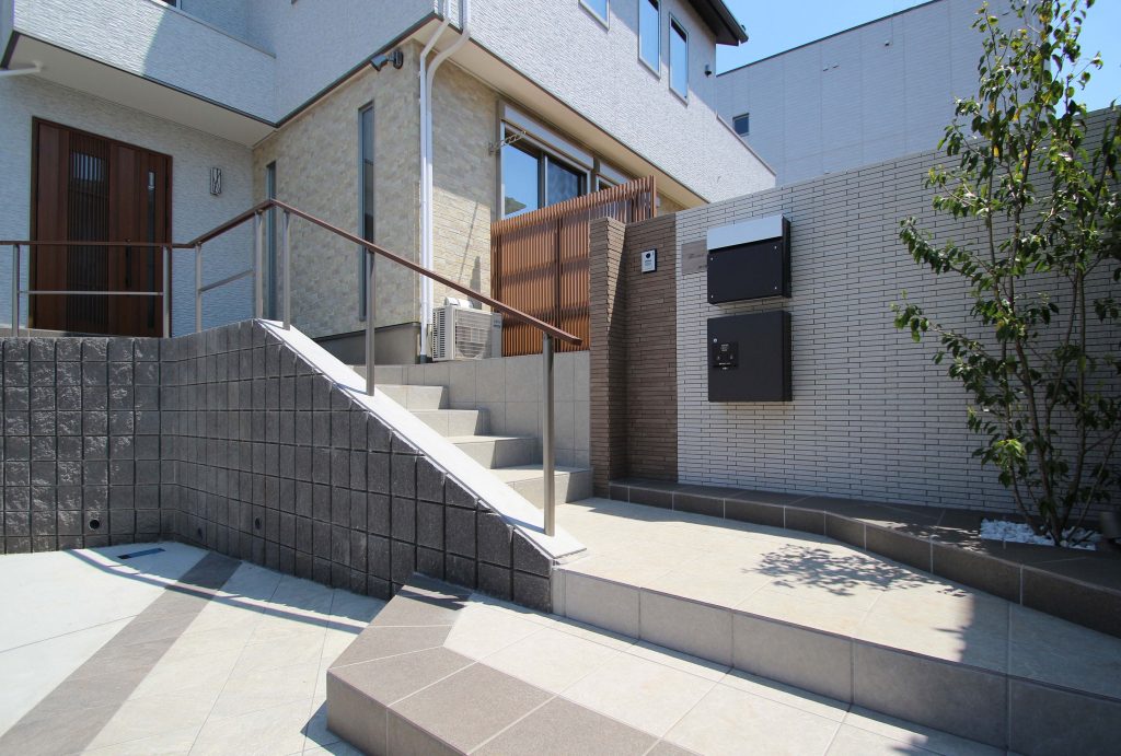 千葉市中央区にて、高低差のあるゆったりなアプローチが完成しました。 一級建築士と叶える素敵なお庭｜千葉市｜エクステリア・外構・ガーデン